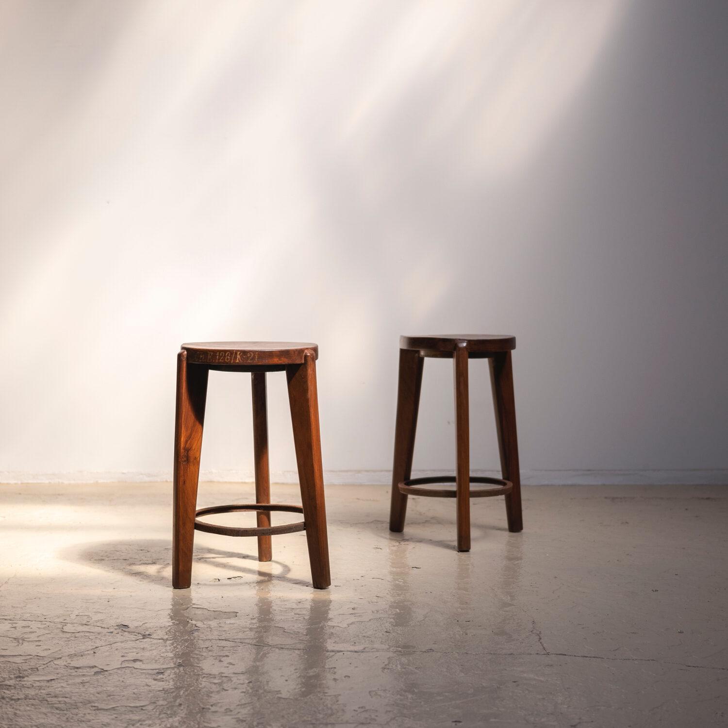 High Stool with iron ring - Objet d' art